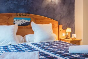 Quarto casal superior, 1 cama Queen | Frigobar, cofres nos quartos, escrivaninha, cortinas blackout