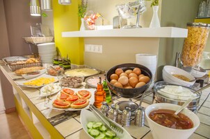 Pequeno-almoço tipo buffet diário (8 EUR por pessoa) 