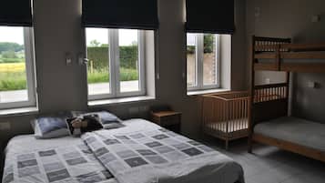 Quarto Familiar, acessível | Secretária, quartos insonorizados, berços/camas para crianças