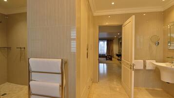 Suite Lua de Mel | Casa de banho | Um polibã e uma banheira separados, uma banheira de imersão total