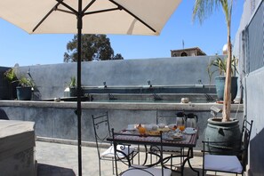 Piscina exterior, guarda-sóis, espreguiçadeiras 