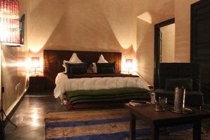 Suite Premium, 1 cama de casal, casa de banho anexa | Com decoração personalizada, com mobília individualizada 