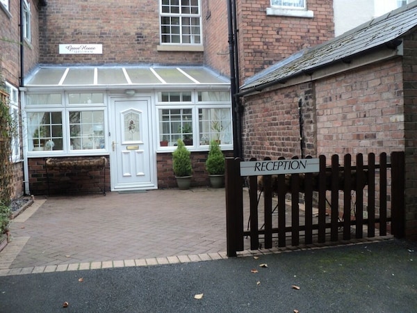 Grove House Guest House - Staffordshire