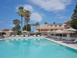 Piscina externa, espreguiçadeiras