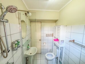 Apartamento Familiar, 2 quartos | Casa de banho | Um polibã, um secador de cabelo (mediante pedido), toalhas fornecidas 
