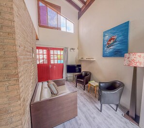 Apartamento Familiar, 2 quartos | Sala de estar | Televisor LCD 