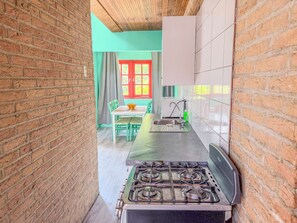 Apartamento Familiar, 2 quartos | Cozinha privada | Um frigorífico/congelador grande, um micro-ondas, uma placa de cozinha 