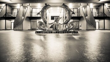 Piscina externa, funciona das 8h às 21h, guarda-sóis, espreguiçadeiras