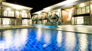 Piscina exterior, da(s) 8:00 à(s) 21:00, guarda-sóis, espreguiçadeiras