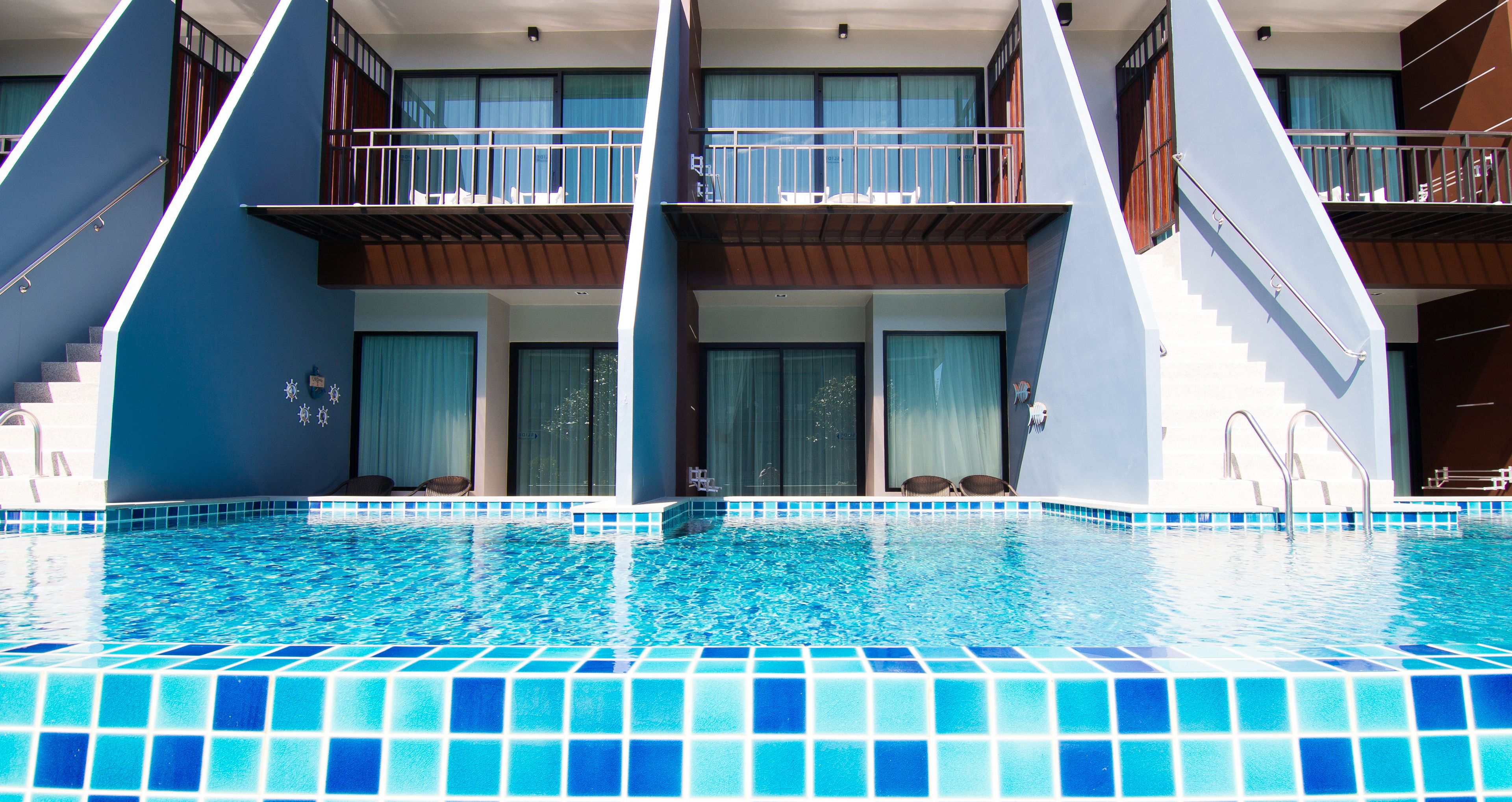 Um hotel com piscina, varandas e design arquitetônico moderno.