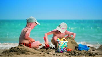 Uma praia privada, bares na praia