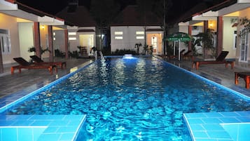 Piscina externa, guarda-sóis, espreguiçadeiras