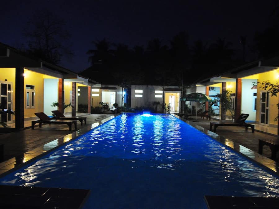 Piscina exterior, guarda-sóis, espreguiçadeiras