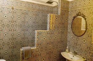 Quarto triplo conforto | Banheiro | Chuveiro, chuveiro com efeito de chuva, produtos de toalete grátis