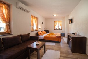 Quarto casal luxo, vista para a montanha | 1 quarto, roupas de cama premium, cofres nos quartos, escrivaninha