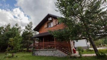 Casa, 2 quartos, varanda, vista para a montanha | 1 quarto, roupa de alta qualidade, cofre no quarto, secretária