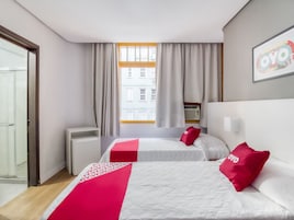 Quarto duplo | Frigobar, escrivaninha, ferros/tábuas de passar roupa, Wi-Fi de cortesia