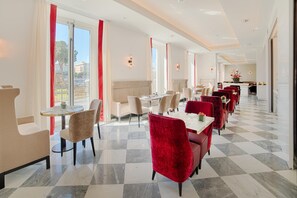 Almoços, jantares servidos, cozinha italiana, com vista para o jardim 