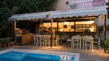 Bar à beira da piscina