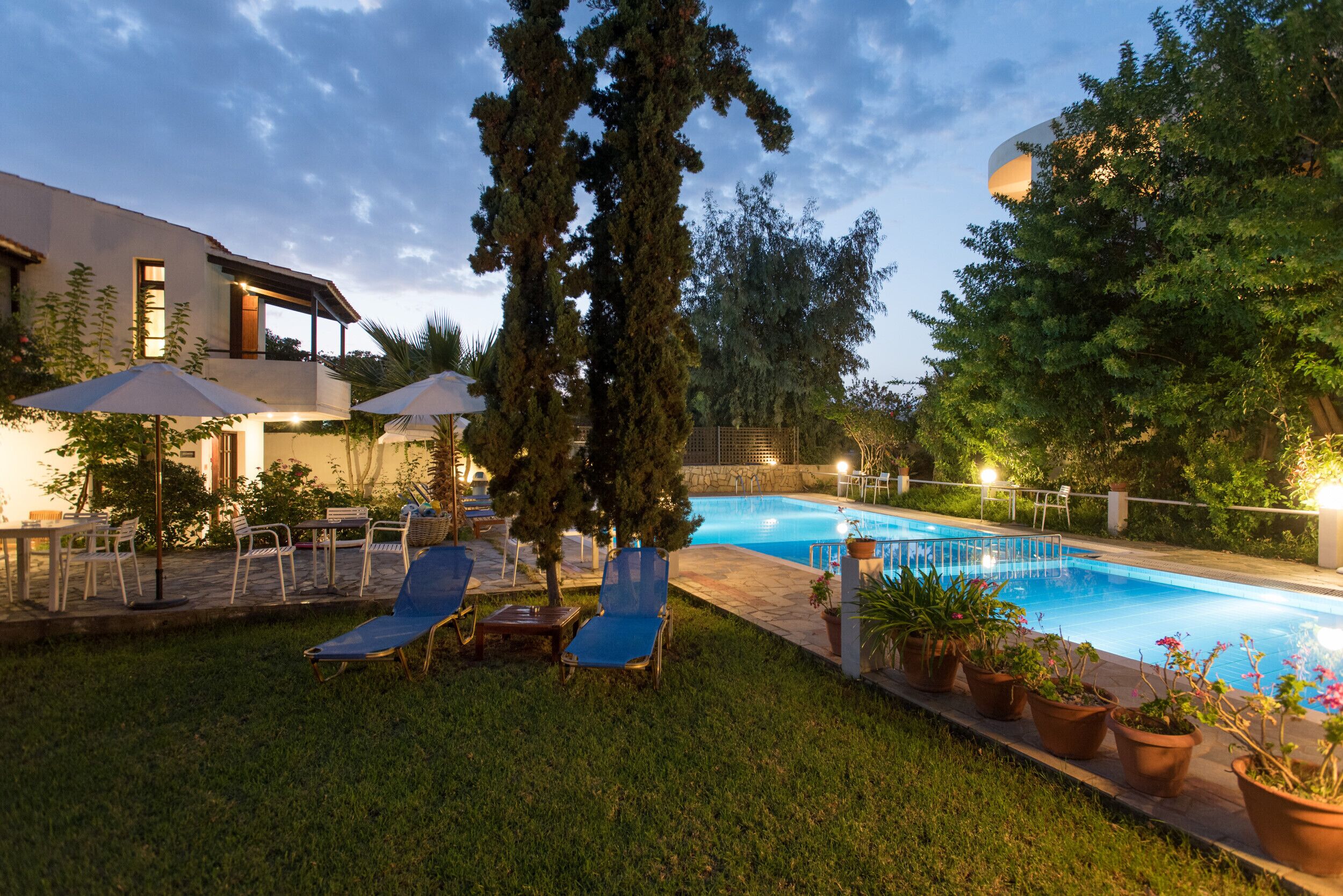 Piscina externa sazonal, guarda-sóis