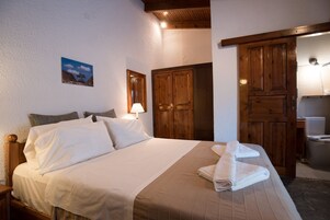 Apartamento, 1 quarto | Cofre no quarto, com decoração personalizada, secretária 