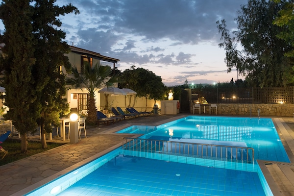 Piscina externa sazonal, guarda-sóis