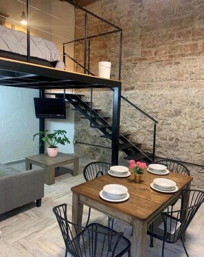 Quarto (1 Bedroom Apartment) | Quartos insonorizados, ferro/tábua de engomar, roupa de cama fornecida 