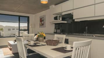 Loft, vista para o oceano | Opções para refeição no quarto