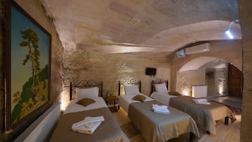 Deluxe Family Cave Room | Minibar, secretária, quartos insonorizados, Wi-fi grátis