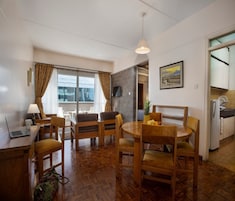 Apartamento executivo, 1 quarto | Área de estar | TV de tela plana