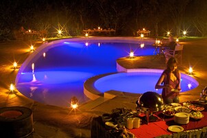 Piscina exterior, guarda-sóis 