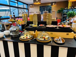 Pequeno-almoço tipo buffet diário mediante uma taxa 