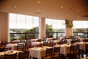 2 restaurantes: opção de café da manhã, almoço e jantar