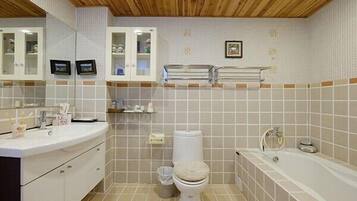 Quarto Quádruplo Familiar (with Private Bathroom Outside) | Casa de banho | Chinelos, toalhas fornecidas