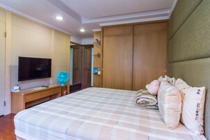 Quarto casal standard, 1 cama Queen | Cortinas blackout, Wi-Fi de cortesia, roupa de cama