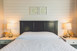 Quarto Standard, 1 cama queen-size, vista para o oceano | Ferro/tábua de engomar, Wi-fi grátis, roupa de cama fornecida 