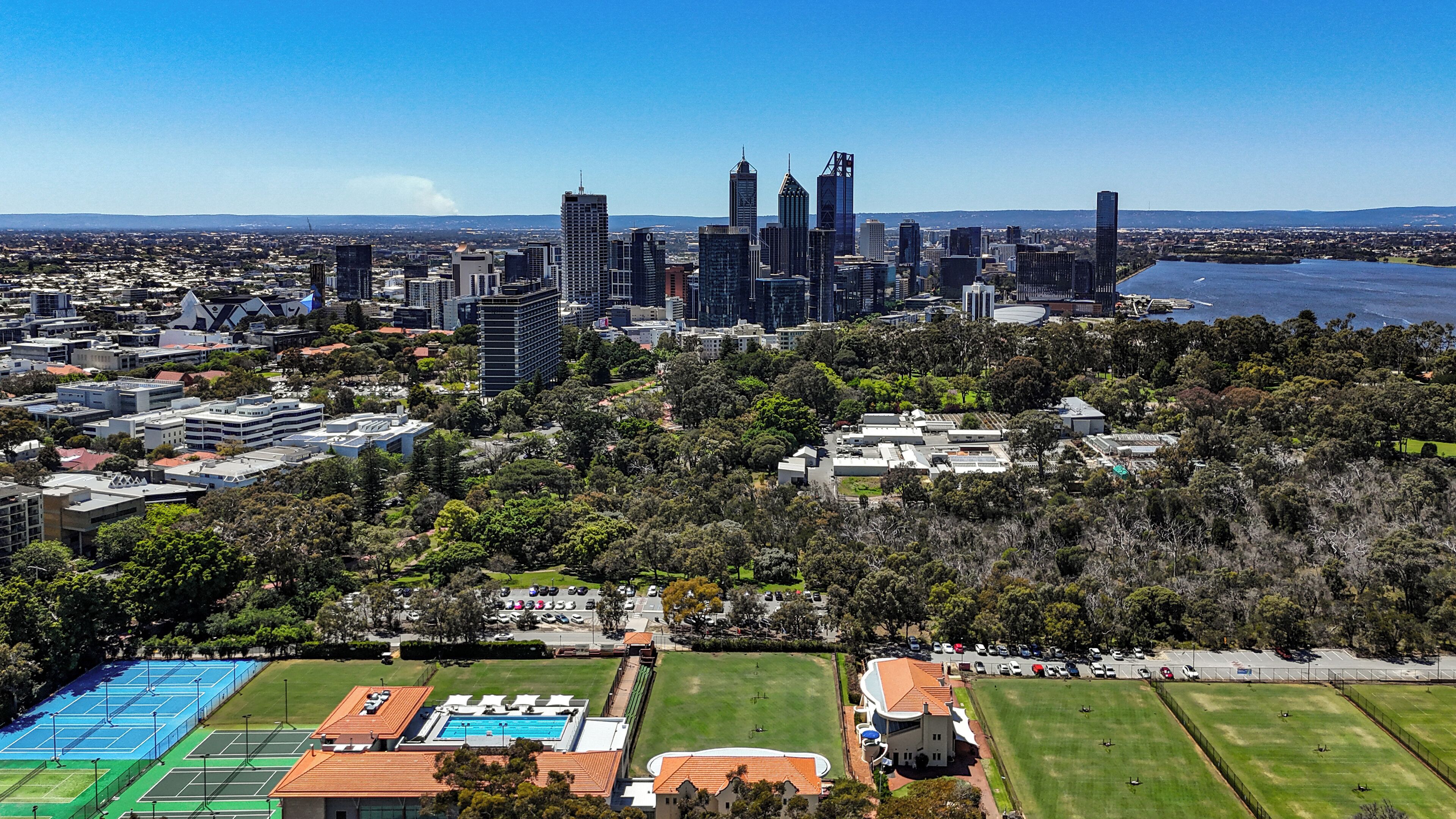 Vista aérea de uma cidade com um horizonte marcante, incluindo edifícios altos e uma orla.