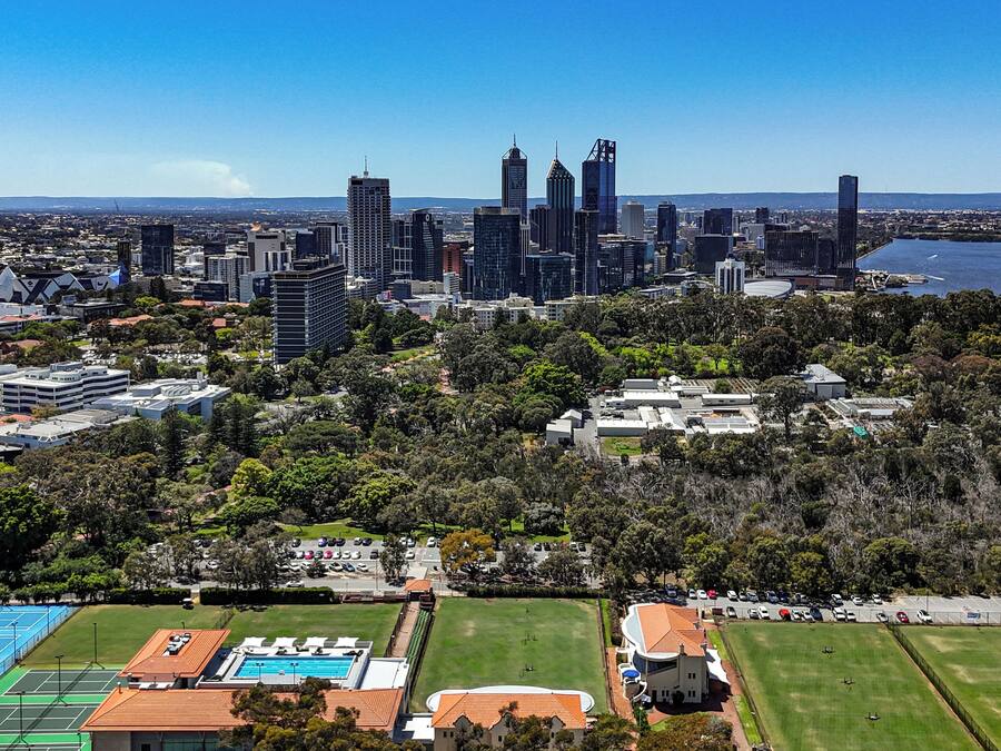 Vista aérea de uma cidade com um horizonte marcante, incluindo edifícios altos e uma orla.