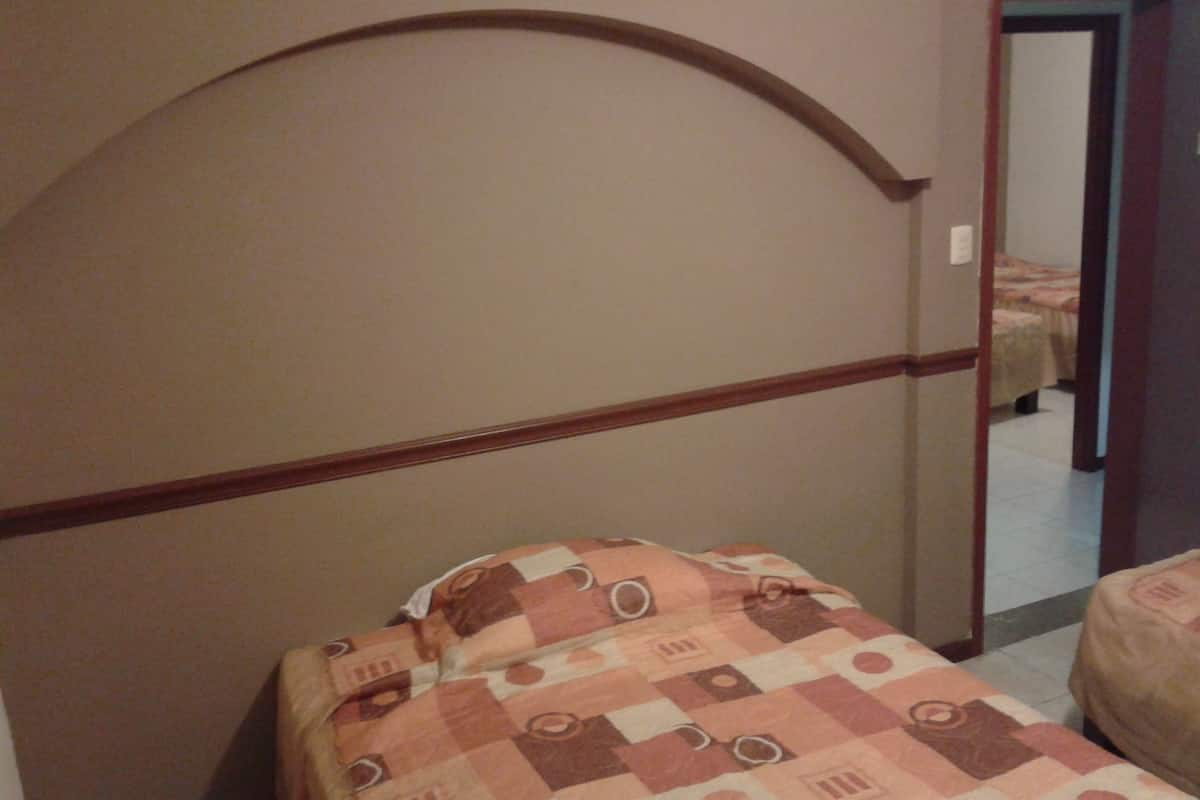 4 quartos, roupas de cama premium, escrivaninha, Wi-Fi de cortesia