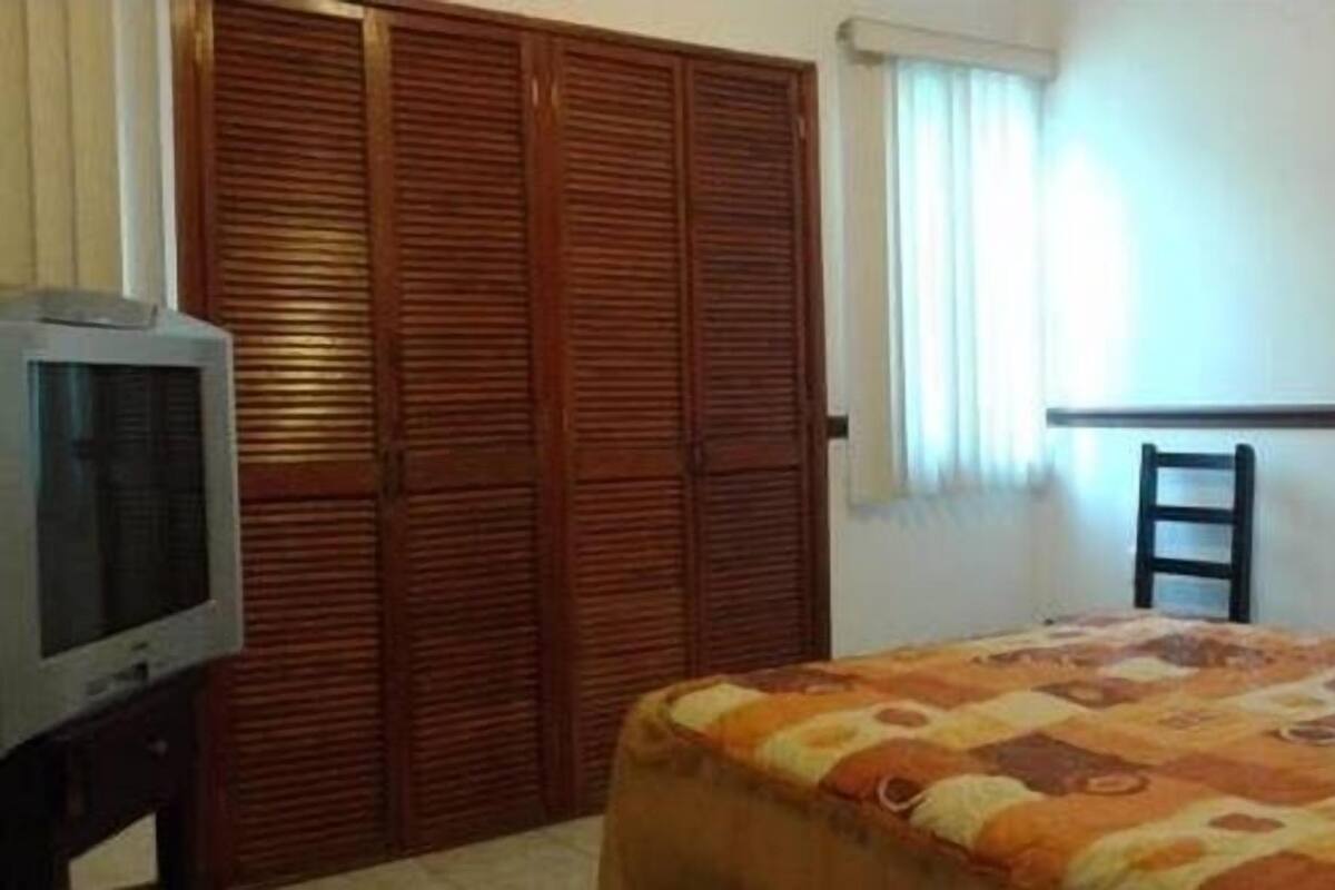 Casa Familiar, 4 quartos, casa de banho anexa, vista para o jardim | 4 quartos, roupa de alta qualidade, secretária, Wi-fi grátis 