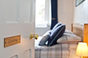 Quarto Duplo Standard, casa de banho anexa | Roupa hipoalergénica, secretária 