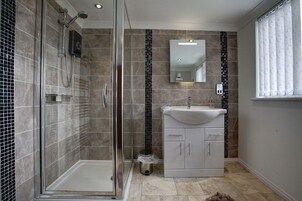 Quarto Duplo Deluxe, vista para o mar | Casa de banho | Um polibã, artigos de higiene pessoal grátis, um secador de cabelo