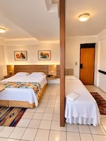 Quarto Triplo Standard | Minibar, secretária, cortinas/cortinados opacos, Wi-fi grátis