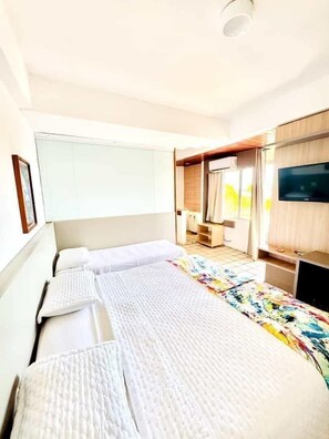 Quarto Triplo Standard | Minibar, secretária, cortinas/cortinados opacos, Wi-fi grátis 