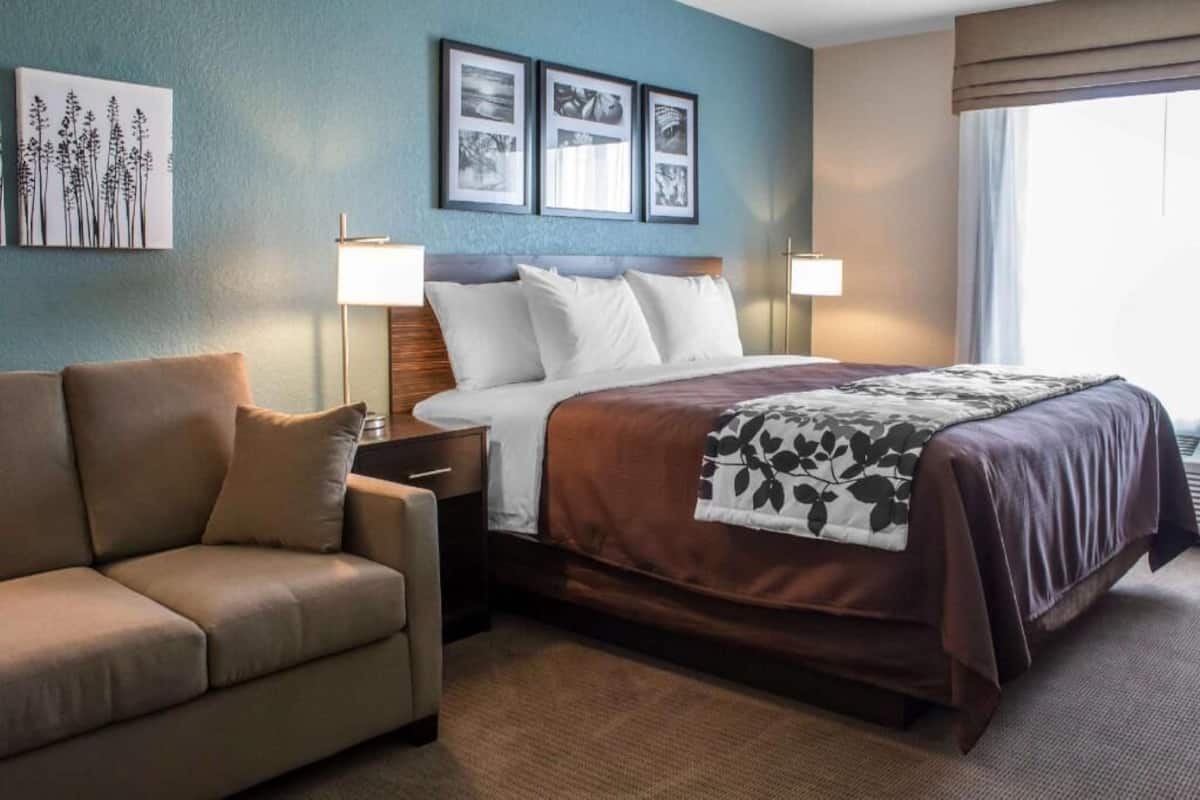 Escrivaninha, cortinas blackout, ferros/tábuas de passar roupa