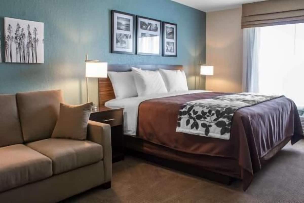 Escrivaninha, cortinas blackout, ferros/tábuas de passar roupa