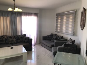 Standard Apartment, 1 Bedroom,311 | Área de estar | TV 32 polegadas com canais via satélite