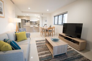 Apartamento, 2 quartos | Sala de estar | Televisor de ecrã plano de 50 polegadas com canais digitais, televisor