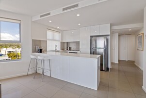 Apartamento, vista para o oceano (2.5 Bedroom) | Cozinha privada | Uma cafeteira/bule, um frigorífico/congelador grande, um micro-ondas