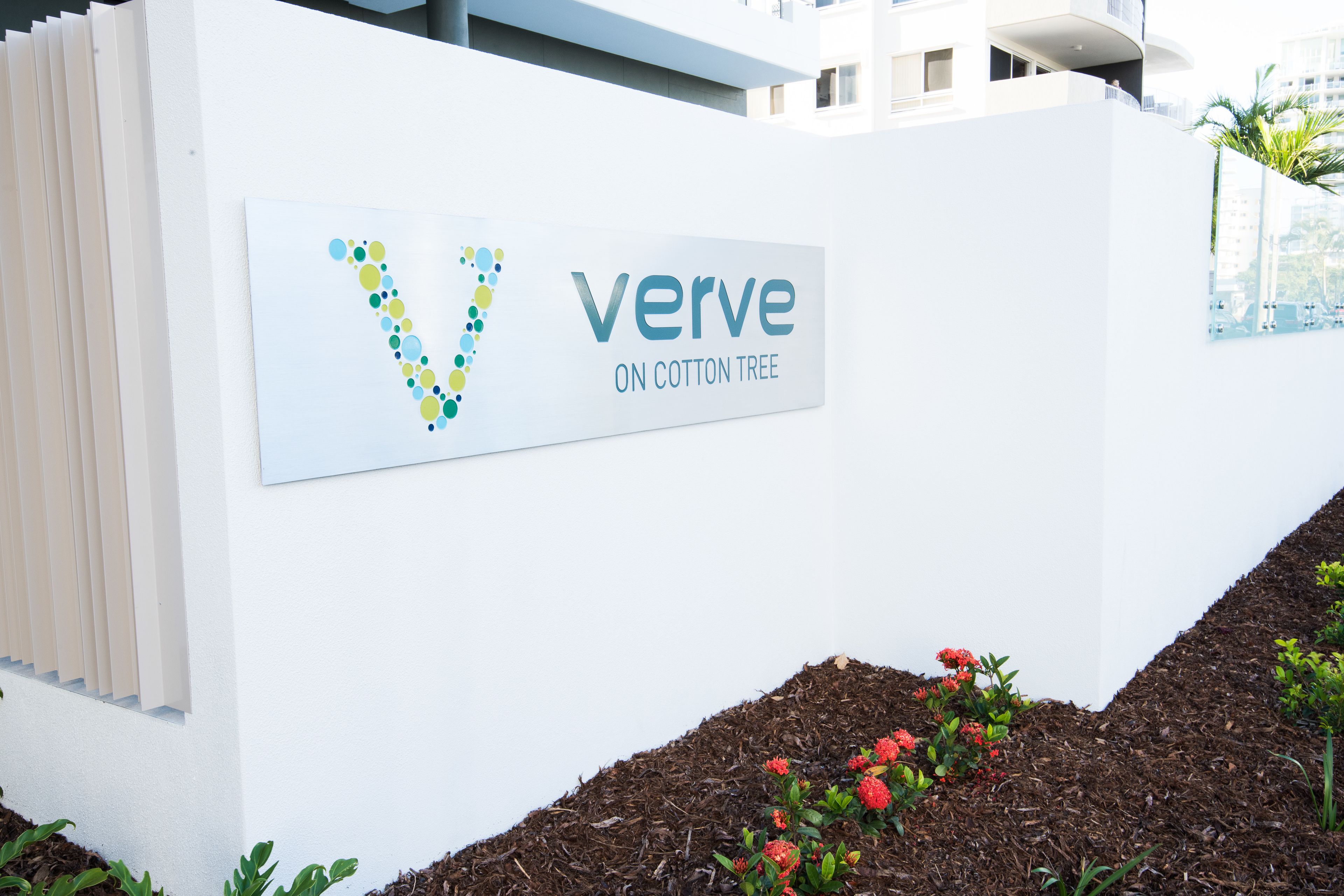 Um letreiro com o texto 'Verve on Cotton Tree' em uma parede branca.